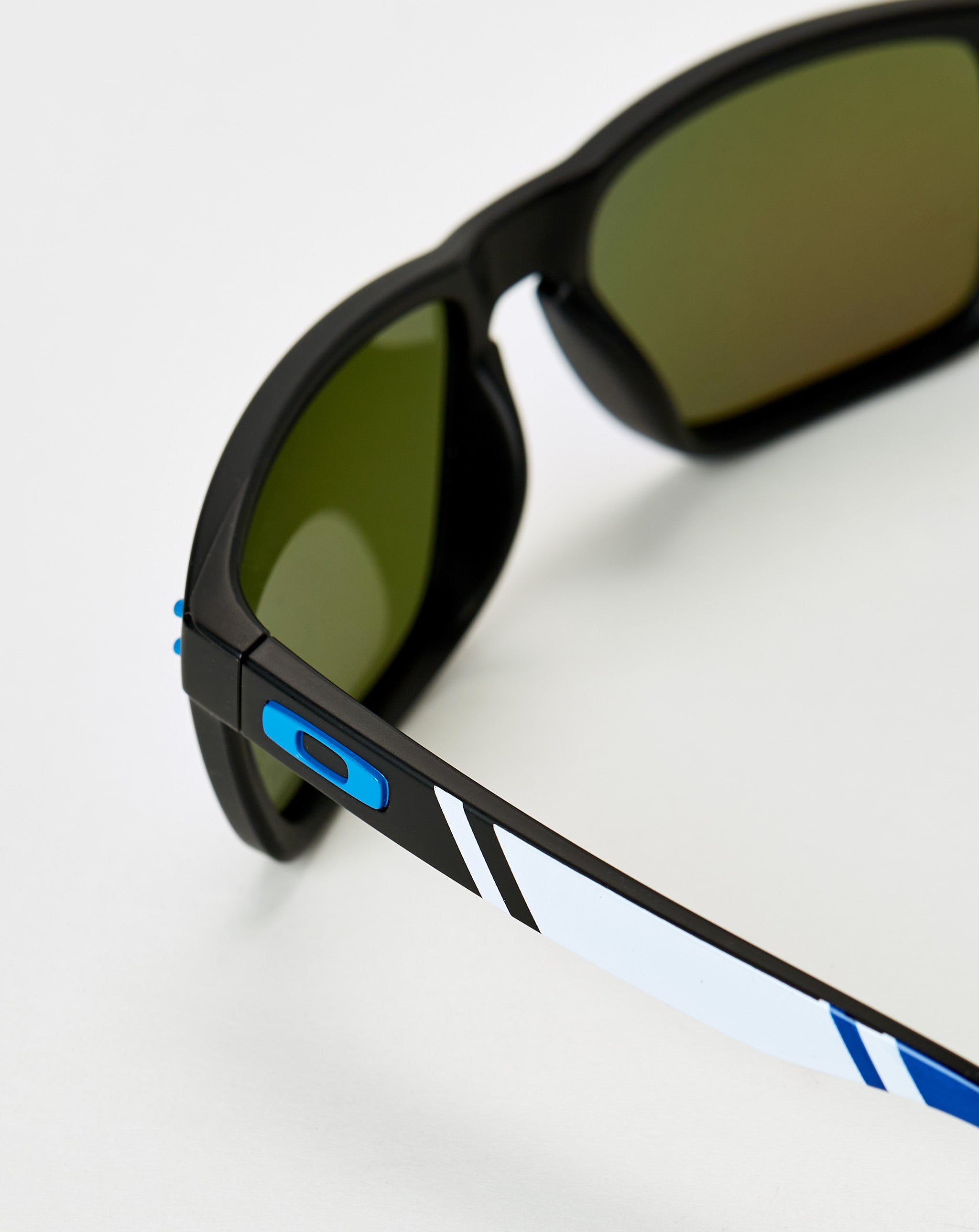 Oakley — Innovative Eyewear for Enthusiasts – Xhibition