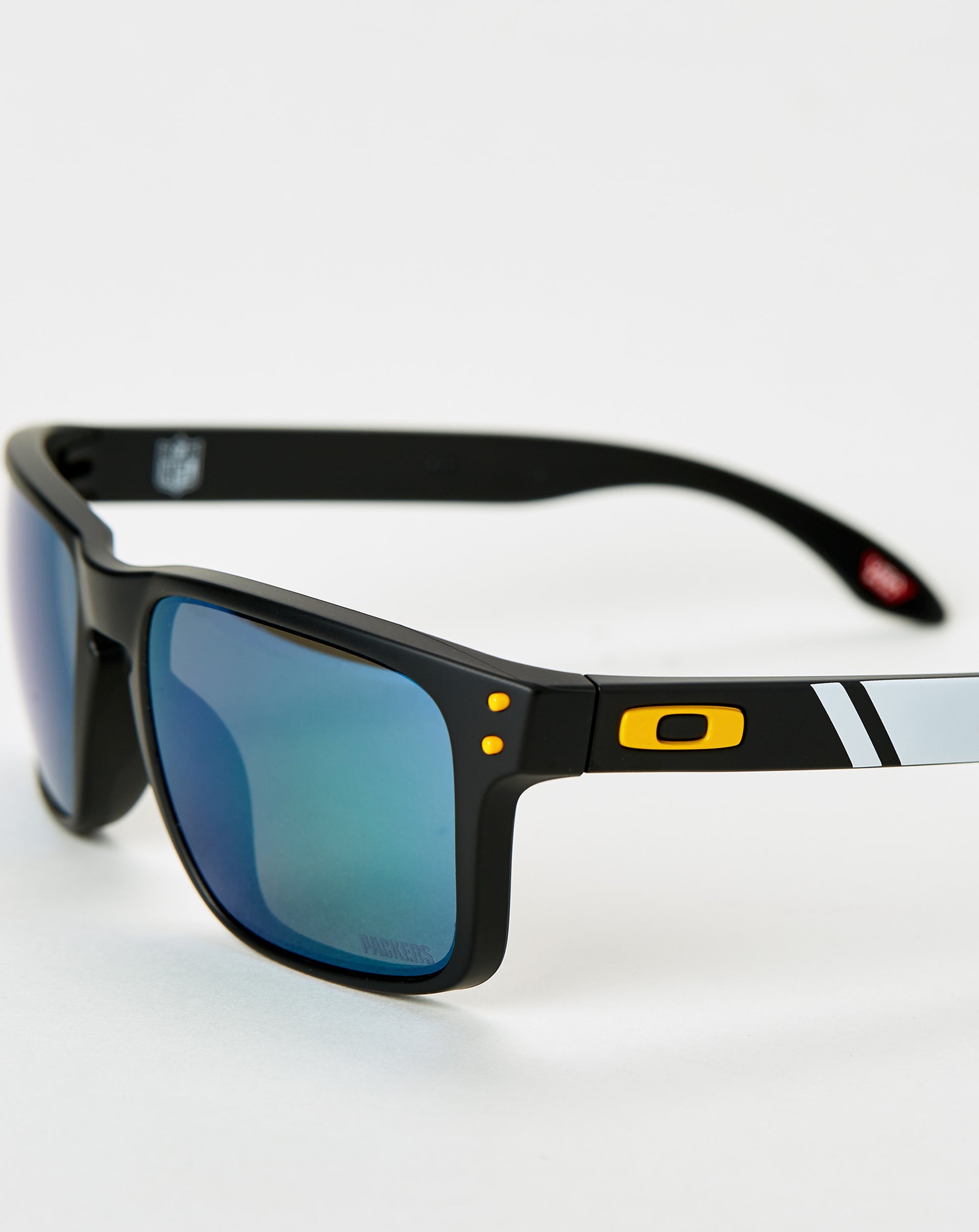 Oakley — Innovative Eyewear for Enthusiasts – Xhibition